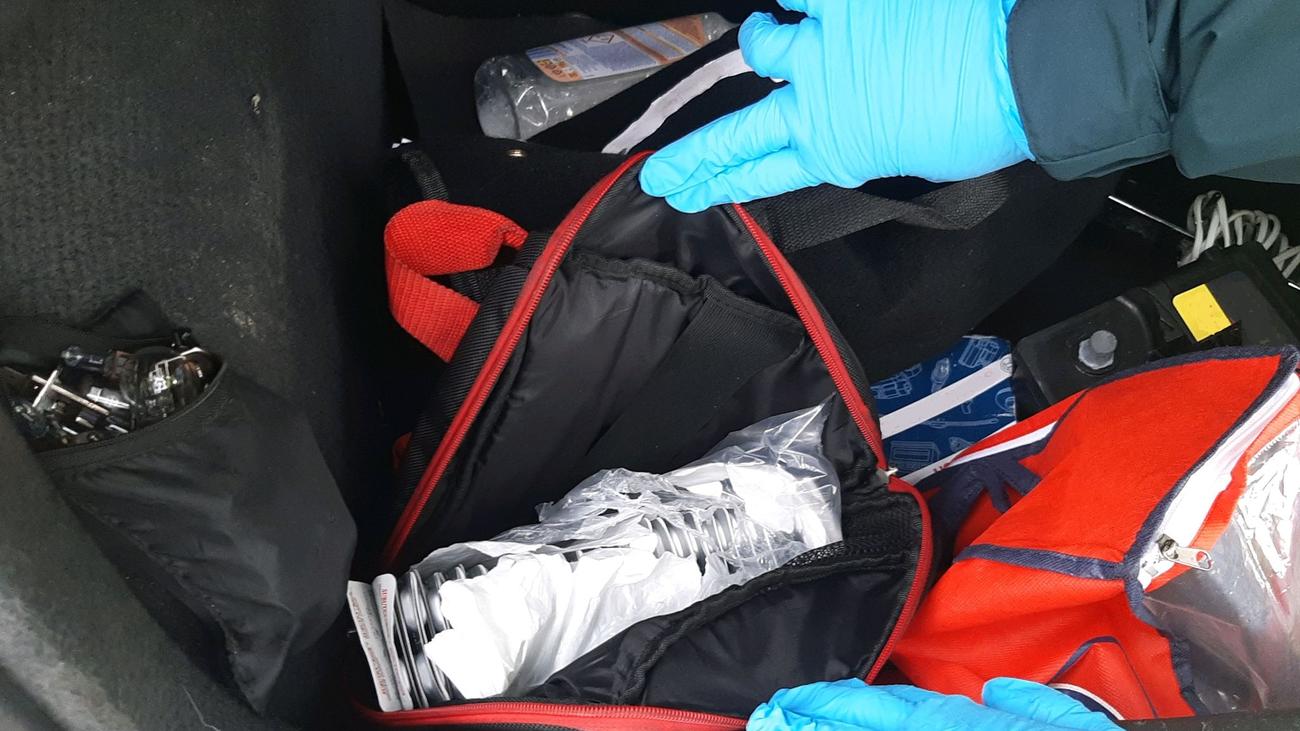 Drogen: Männer schmuggeln große Menge Schmerzmittel | ZEIT ONLINE Drogen: Männer schmuggeln große Menge Schmerzmittel | ZEIT ONLINE