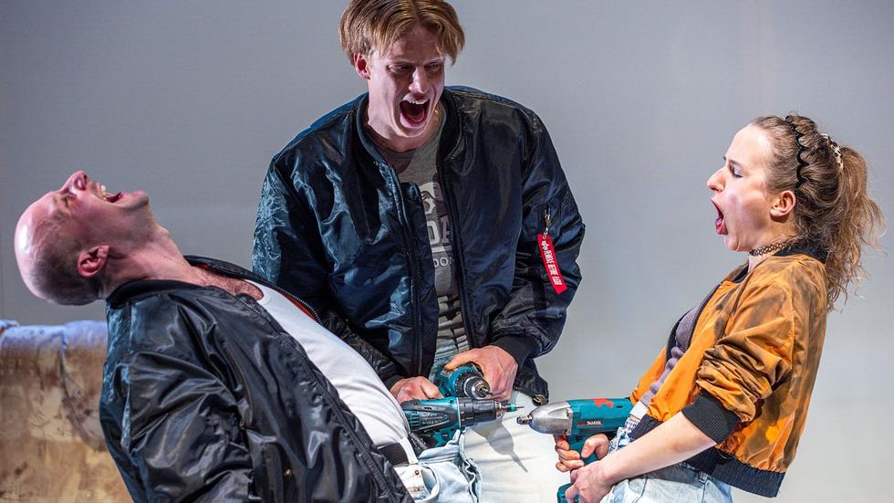 Theater: Uraufführung "Nullerjahre" von Hendrik Bolz alias Testo | ZEIT ...