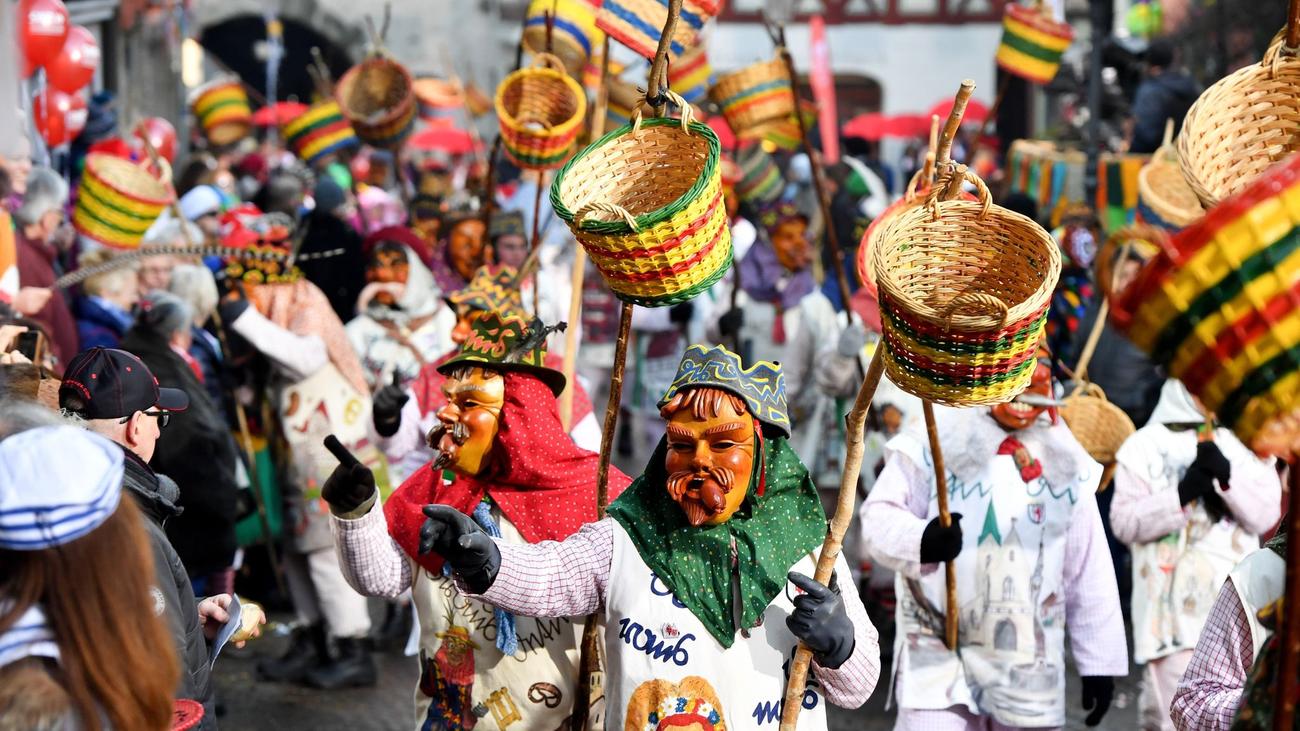 Brauchtum: Fastnacht: Narrentreffen und Umzüge locken Besucher | DIE ZEIT