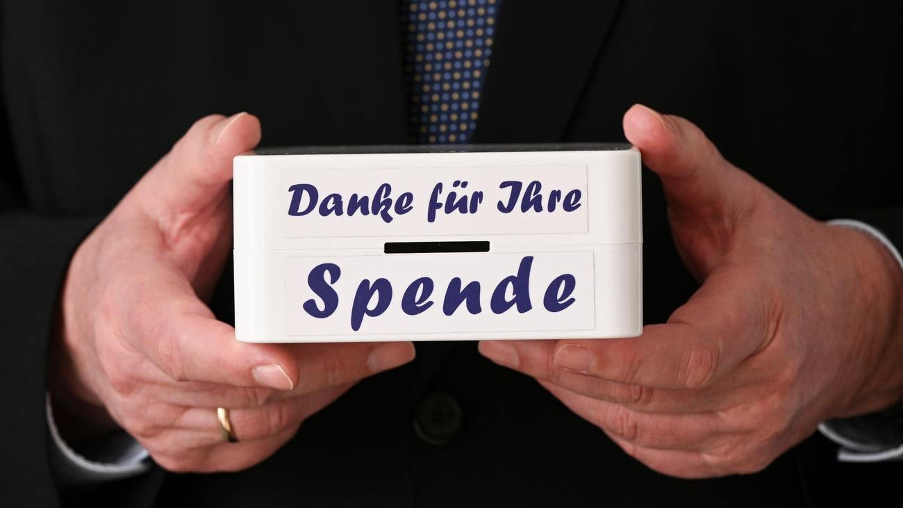 Gesellschaft: Immer weniger Deutsche spenden klassisch Geld | DIE ZEIT
