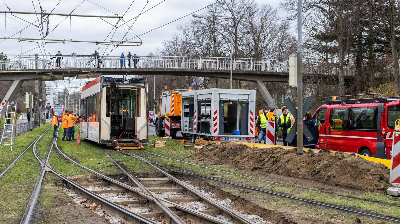 Unfälle: Straßenbahn bei Unfall auseinandergerissen - 13 Verletzte | DIE ZEIT