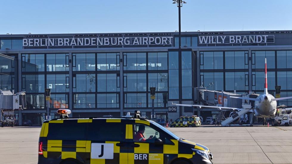 Berlin: BER: Warnstreik am Freitag könnte 28 Abflüge betreffen | ZEIT ONLINE