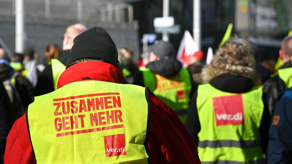 Tarife: Neue Warnstreiks im öffentlichen Dienst - auch an Flughäfen ... Tarife: Neue Warnstreiks im öffentlichen Dienst - auch an Flughäfen ...