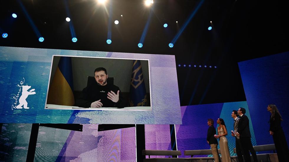 Filmfestival : Selenskyj: Kunst muss sich gegen "Stimme des Bösen" richten | ZEIT ONLINE