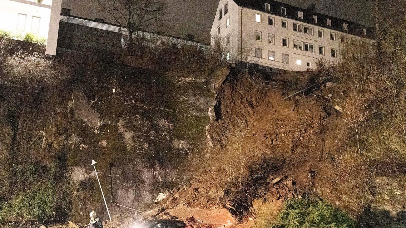 Siegen-Wittgenstein: "Wie ein kleines Erdbeben": Haus nach Hangrutsch evakuiert | DIE ZEIT