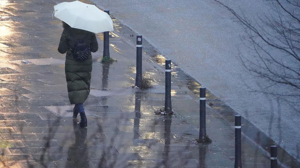 Wetter: Schneematsch und glatte Straßen in Berlin und Brandenburg ...