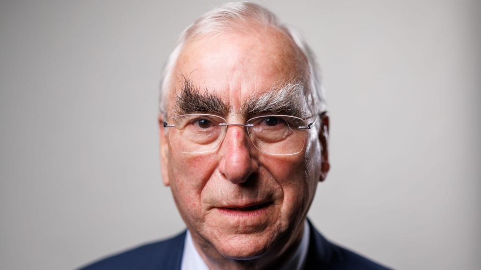 Ex-Finanzminister: Theo Waigel wird bei seinen Augenbrauen rabiat ...