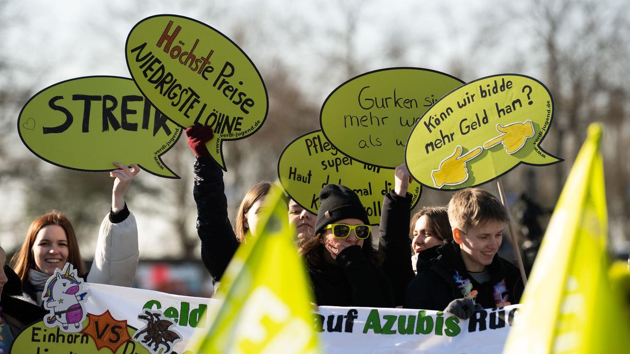 Gewerkschaften: Verdi: Junge Menschen beteiligen sich an Warnstreik ...