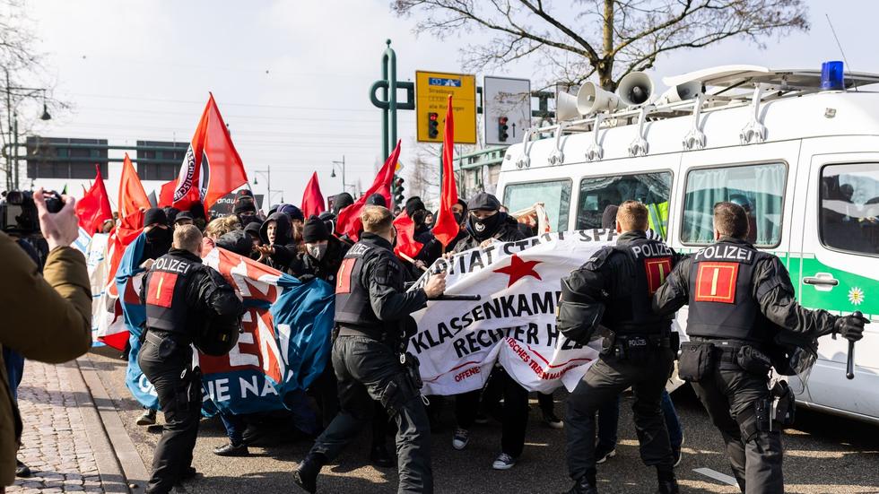 Baden-Württemberg: Fünf Verletzte bei Demonstration gegen AfD-Parteitag | ZEIT ONLINE