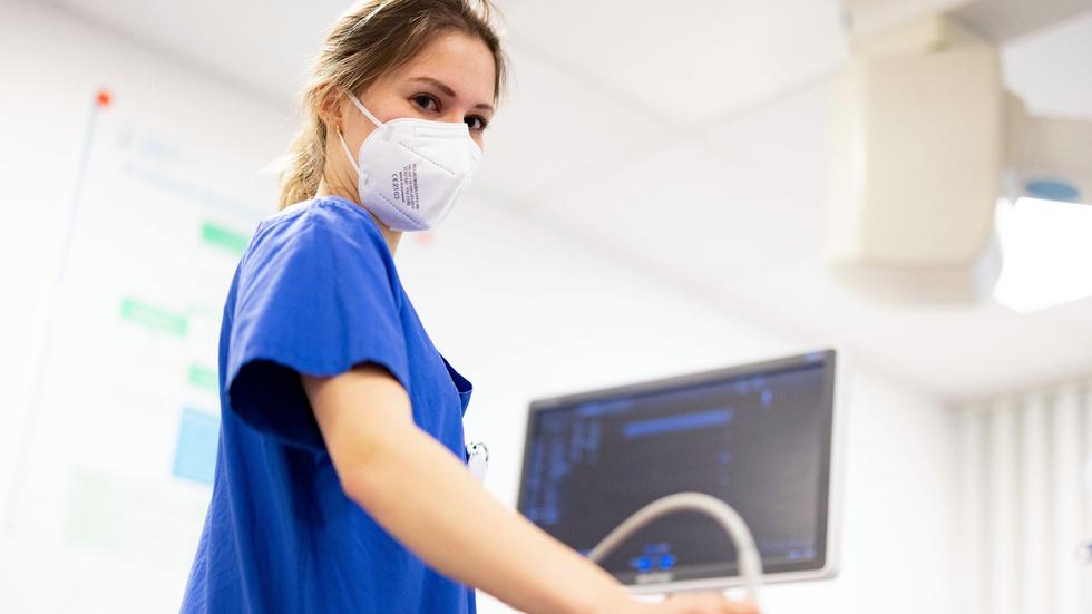 Tic-Störung: Ärztin arbeitet mit Tourette-Syndrom in der Notaufnahme ...