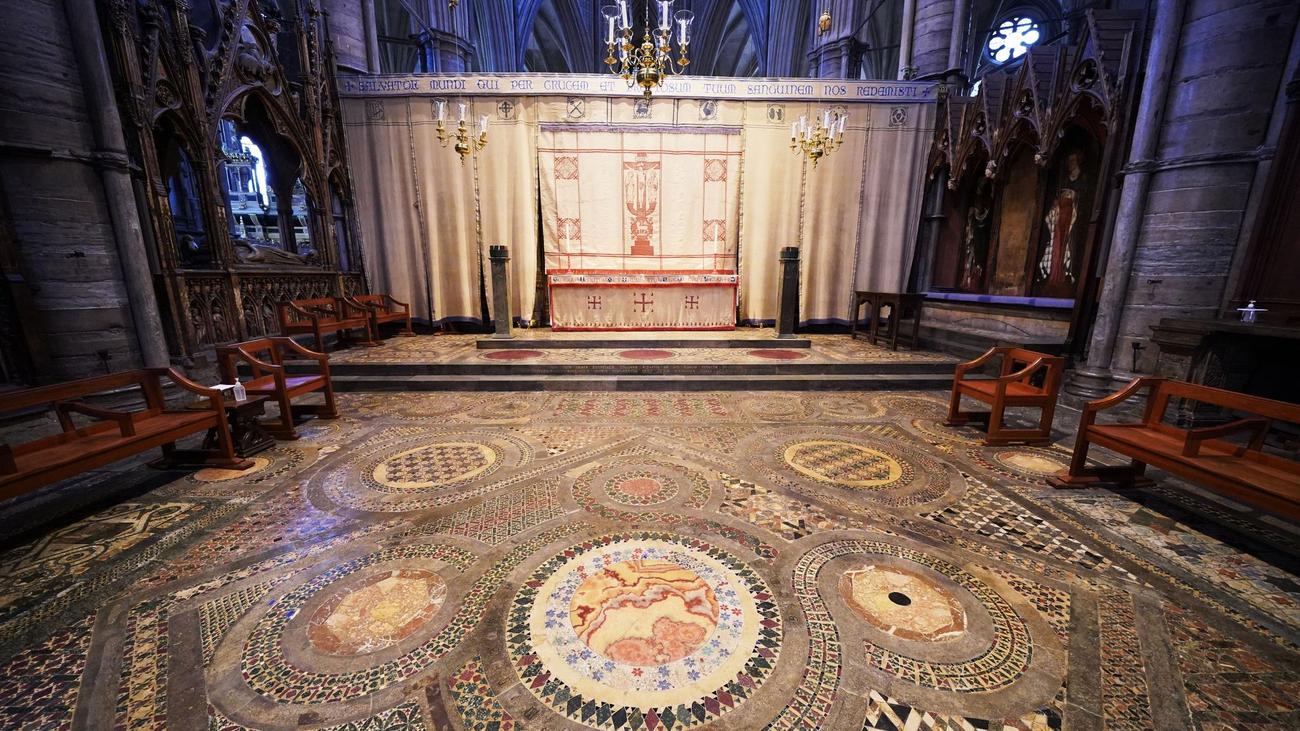 Nach Krönung von Charles III.: Westminster Abbey bietet strumpfsockige ...