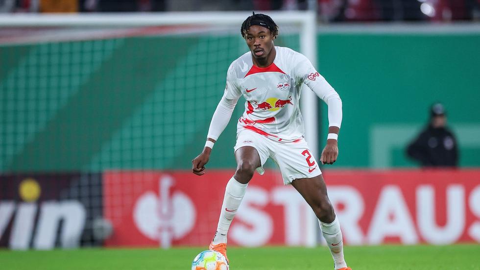 Fußball: Leipzig-Profi Simakan verletzt sich bei Auswahl-Einsatz | ZEIT ...