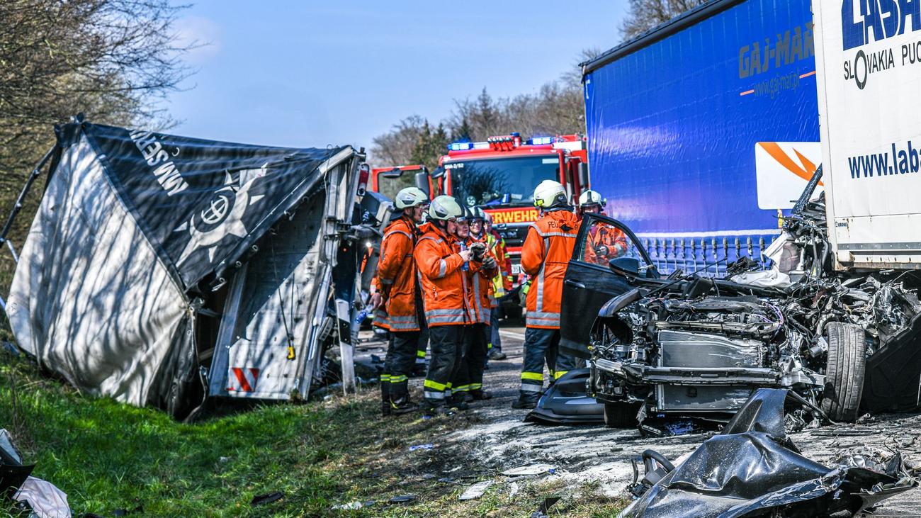 Landkreis Schwäbisch Hall: Ein Toter und vier Schwerverletzte nach Unfall auf der A6 | DIE ZEIT