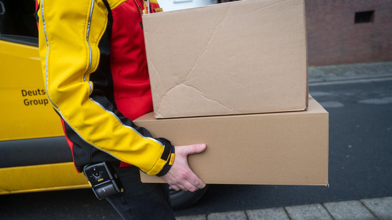 Arbeit & Gesundheit : 20-Kilo-Grenze: Paketboten sollen entlastet ...