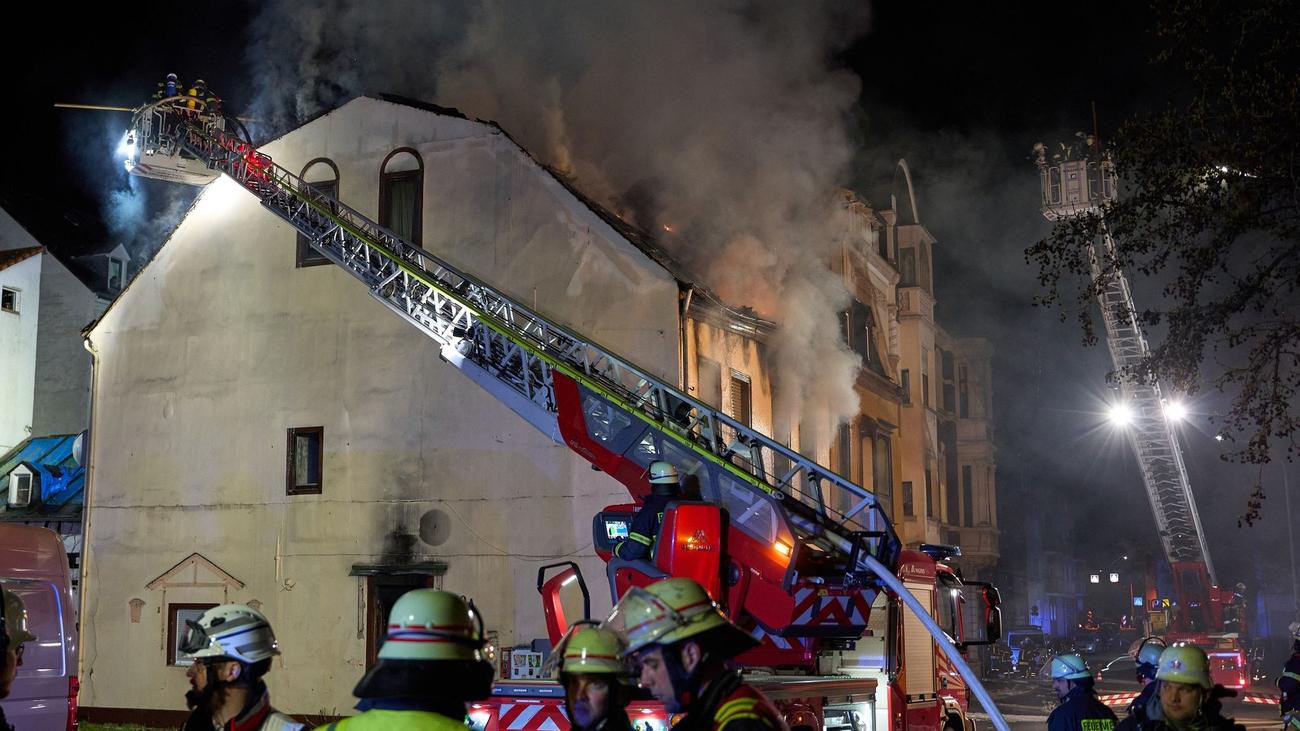 Feuerwehreinsatz: Brand in Wohnhaus in Koblenz: Zwei Menschen behandelt | ZEIT ONLINE