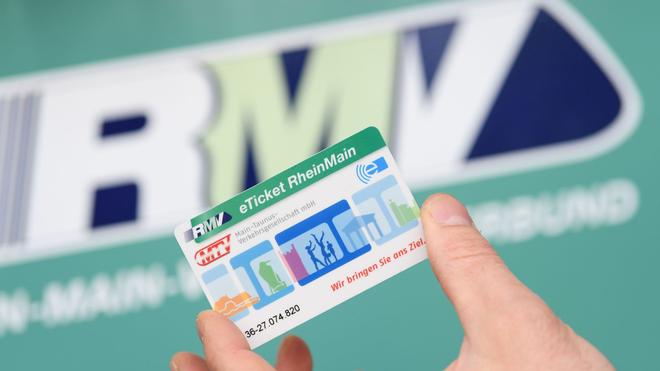 Verkehr: RMV hat 100.000 Deutschlandtickets verkauft | ZEIT ONLINE