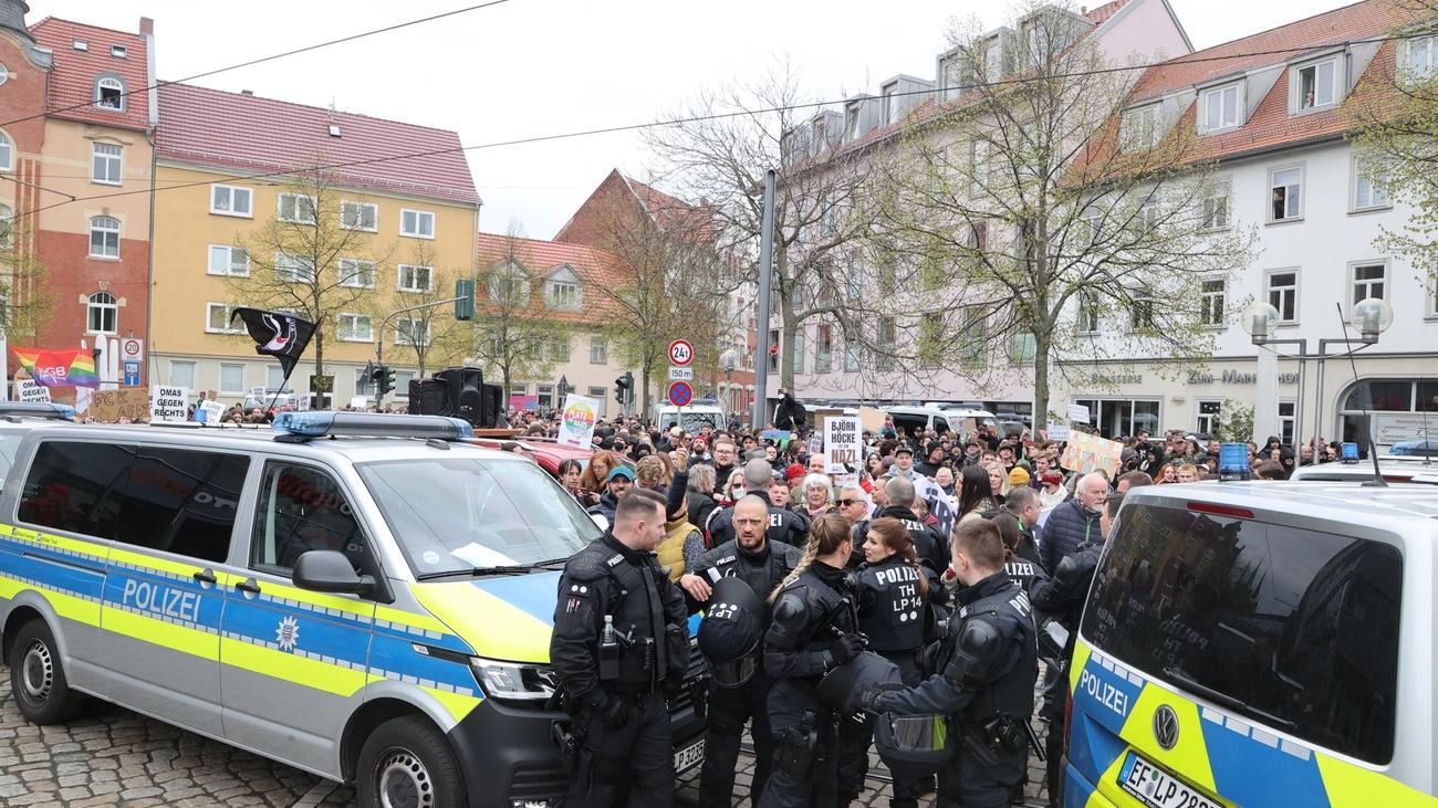 Gewalttat: Polizei ermittelt nach AfD-Demo wegen Übergriff auf Reporter ...