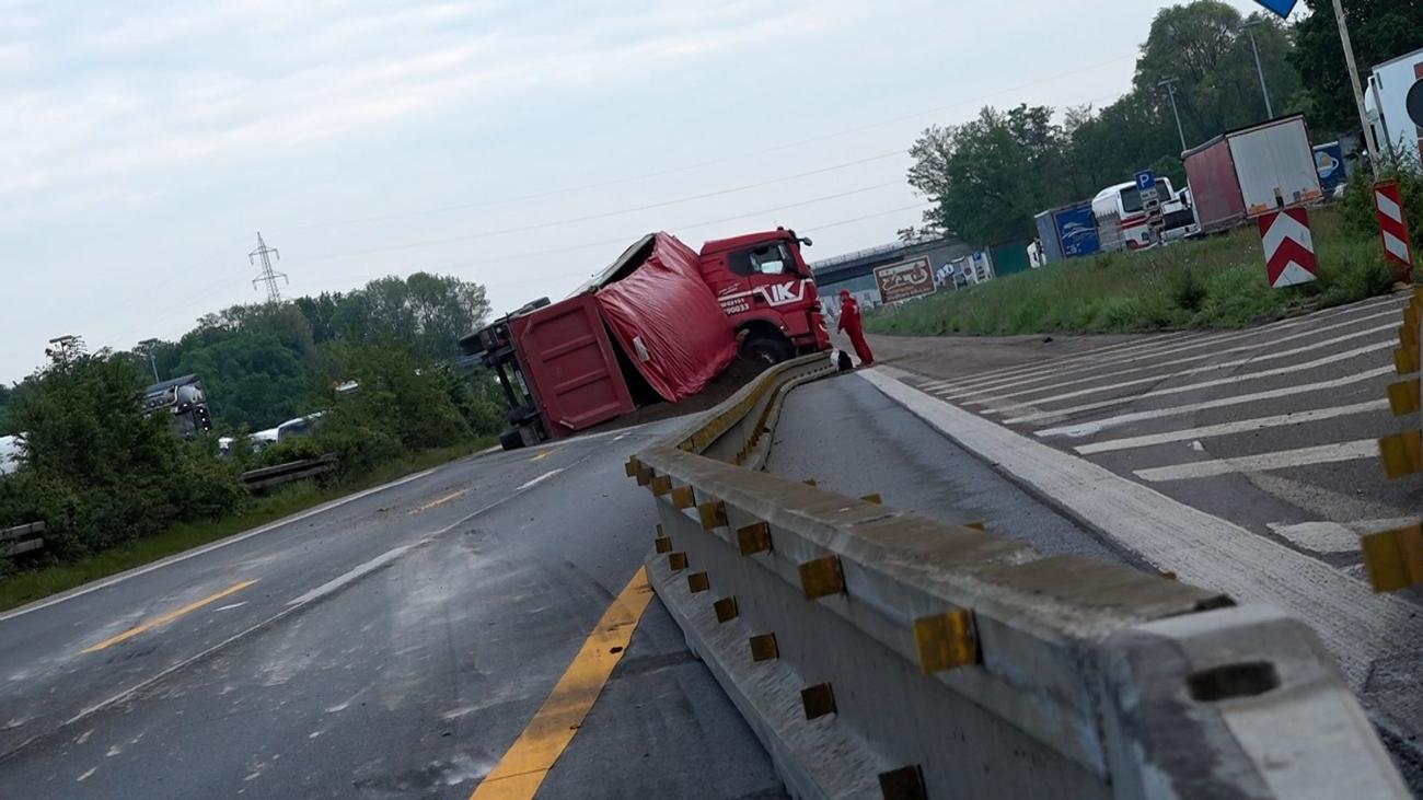 Krefeld: Sattelzug-Auflieger kippt um: 27 Tonnen Erde auf Fahrbahn | ZEIT ONLINE