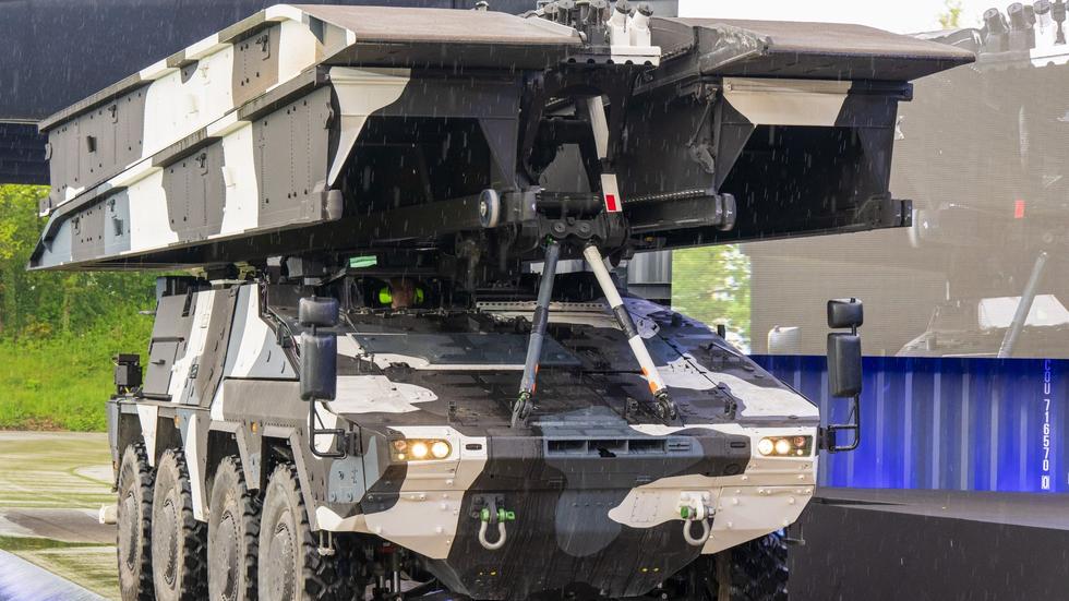 Panzerbauer: KMW zeigt neue Gefechtsfahrzeuge: Feuerkraft auf Rädern | ZEIT ONLINE