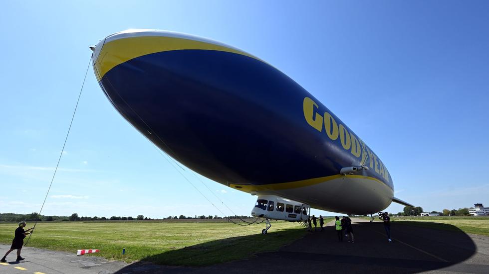 Luftschiff: Zeppelin für Rundflüge über das Ruhrgebiet präsentiert ...