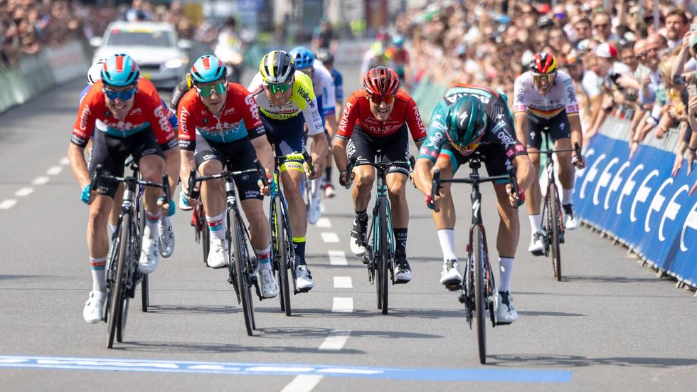 Radsport: Mit Hilfe von Politt: Van Poppel gewinnt Rund um Köln | ZEIT ...