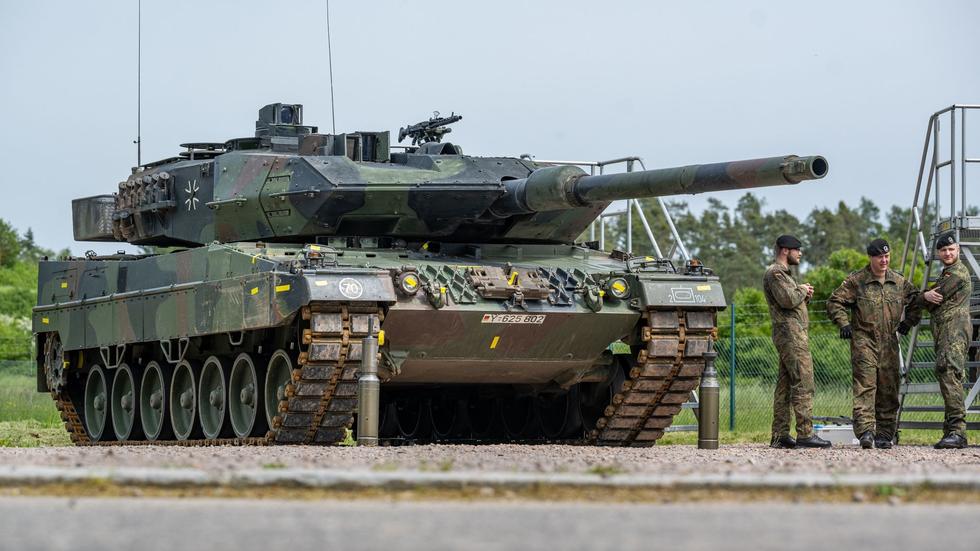 Ukraine-Krieg: Bundeswehr erhält 18 neue Leopard-2-Panzer | ZEIT ONLINE