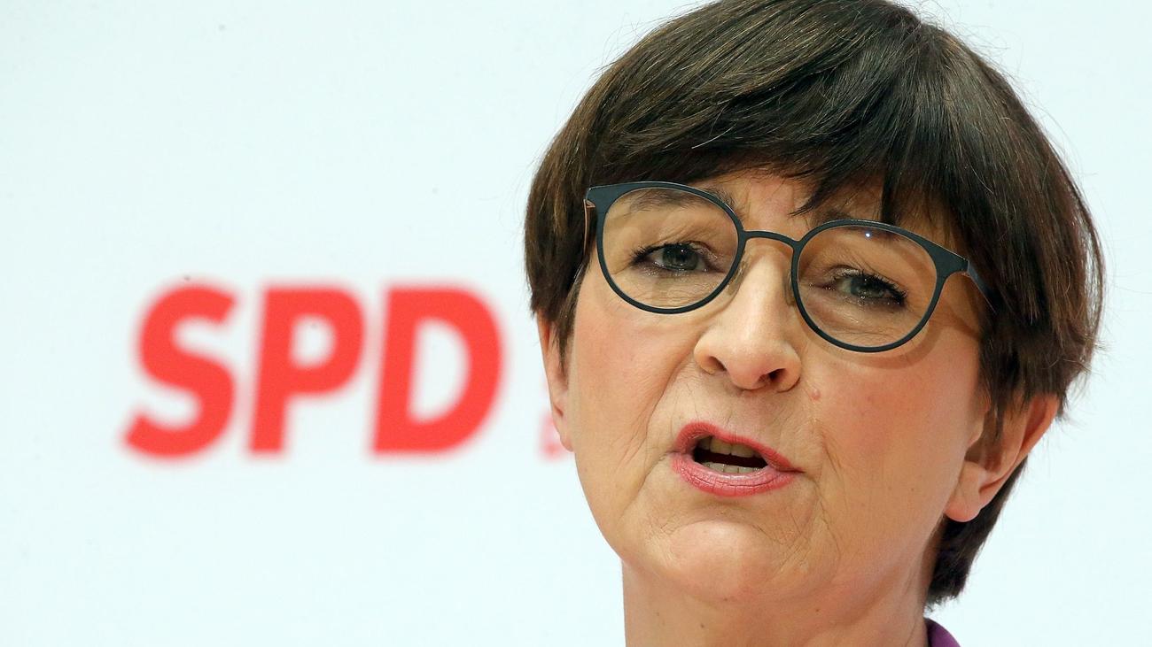 Parteien: SPD-Chefin Esken wirft CDU "Kampfansage an die Rentner" vor | DIE ZEIT