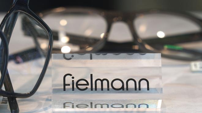Optik: Fielmann expandiert: Übernahme von SVS Vision und Befitting | DIE ZEIT