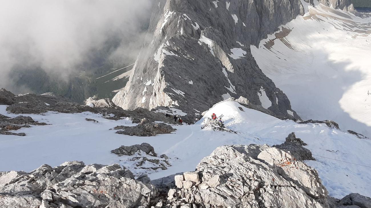 Oberbayern: Bergsteiger bei Absturz an Zugspitze gestorben | DIE ZEIT