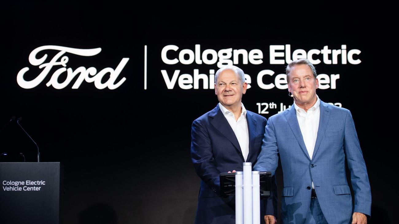 Auto: Auf in die Elektrozukunft: Ford eröffnet Werk in Köln | DIE ZEIT