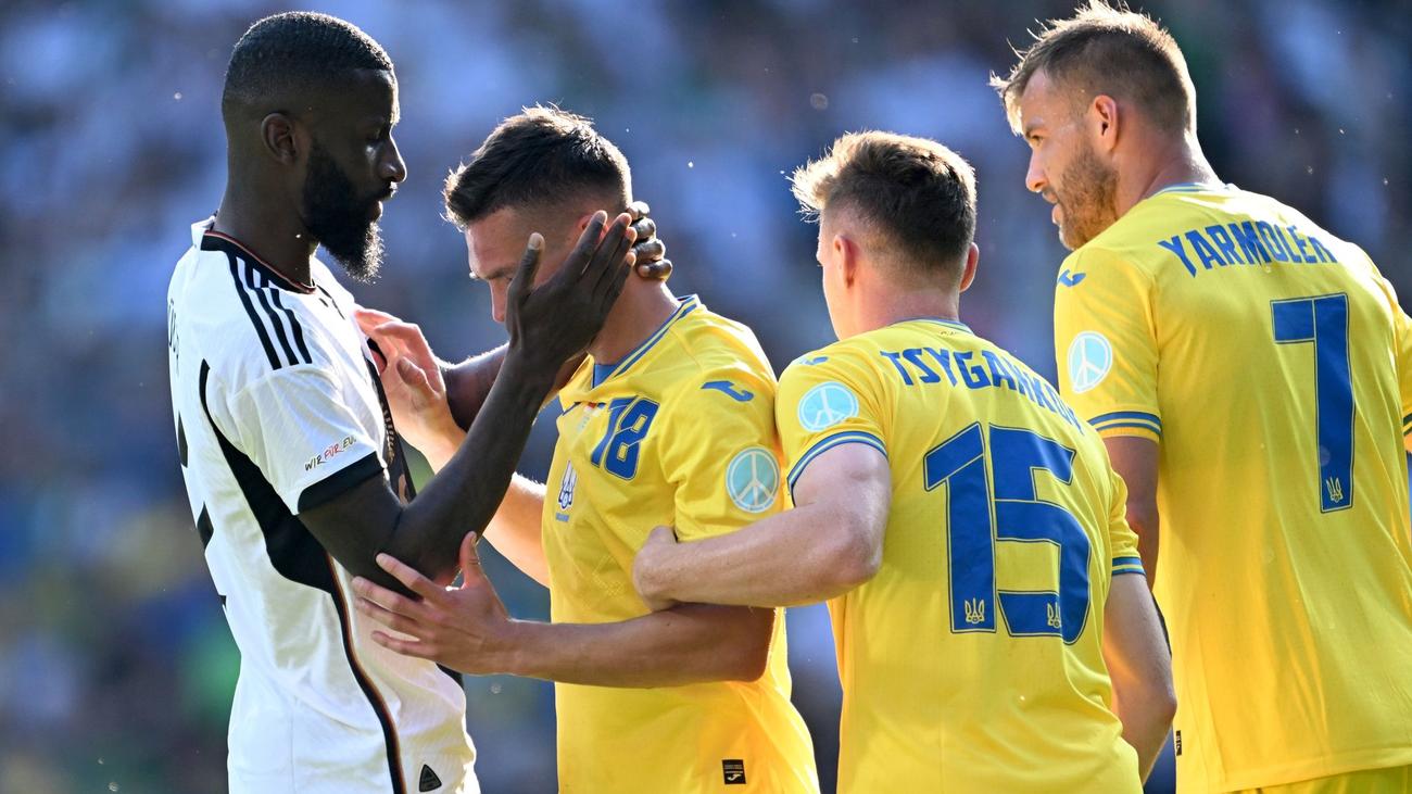 Benefiz Spiel Fußball Nationalteam Im 1000 Länderspiel 3 3 Gegen