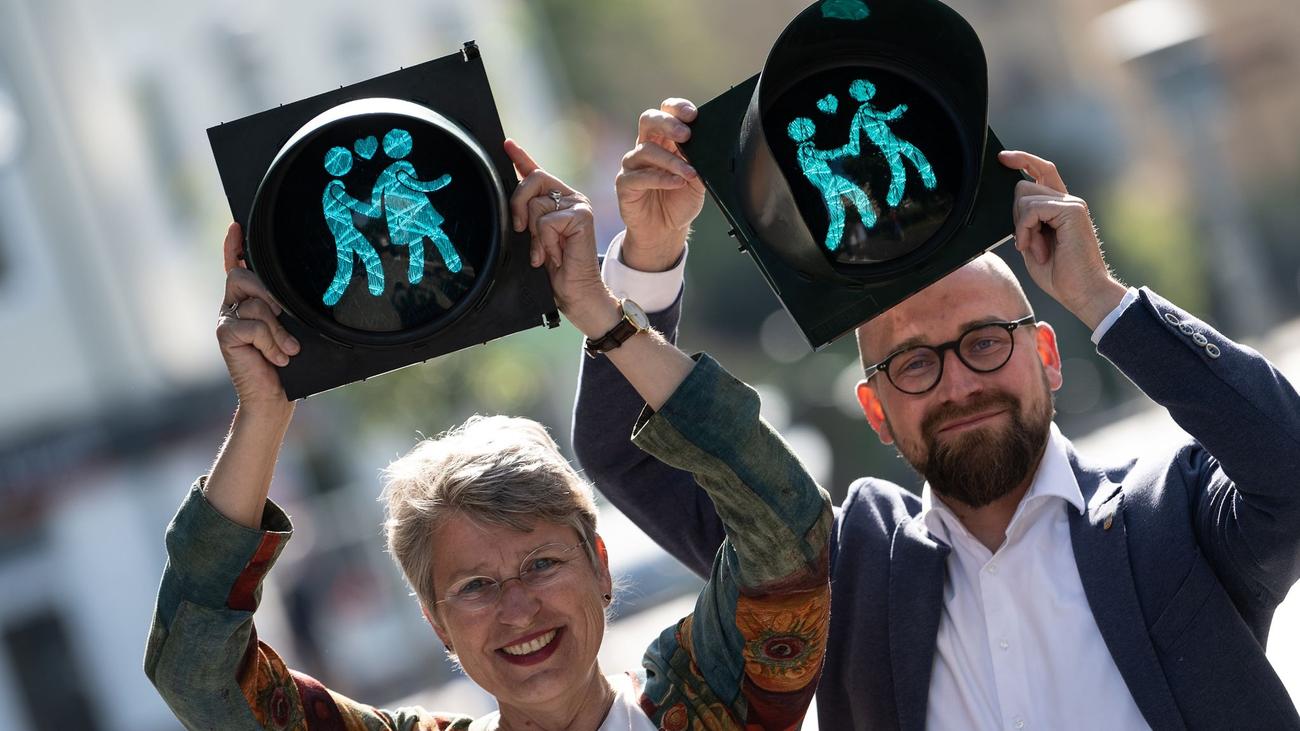 Gesellschaft: Fußgängerampeln in Göttingen zeigen Männer- und ...