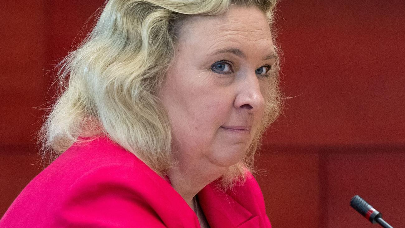 Personen: Ehemalige Verkehrsministerin Schreyer an Krebs erkrankt | DIE ...