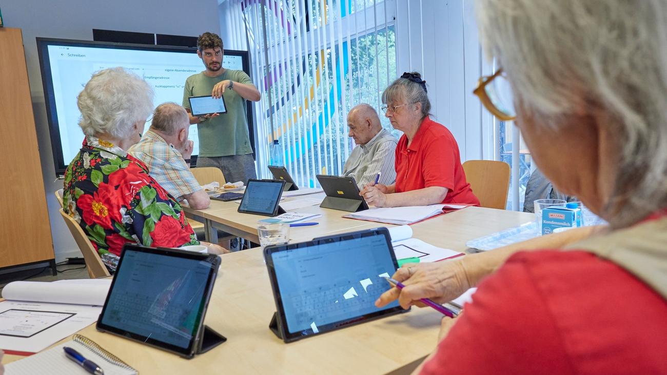 Digitalisierung: Im Alter ohne Internet - Diskriminiert im Alltag ...