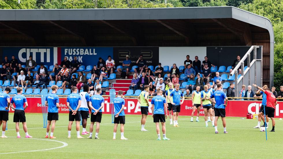 Fußball: Kiel startet mit sieben Neuzugängen in die Vorbereitung | ZEIT ...