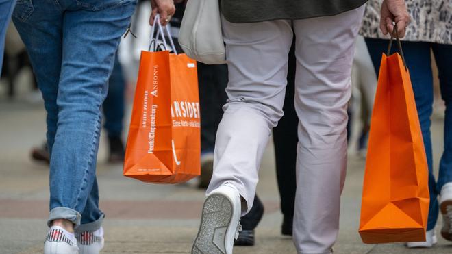 Konjunktur: GfK-Konsumklima sinkt: Furcht vor Inflation und Rezession | ZEIT ONLINE