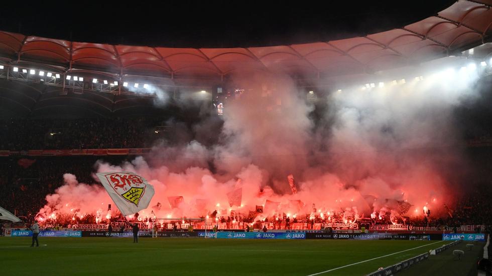 Pyrotechnik: VfB Stuttgart muss 249.000 Euro für Fan-Vergehen zahlen ...