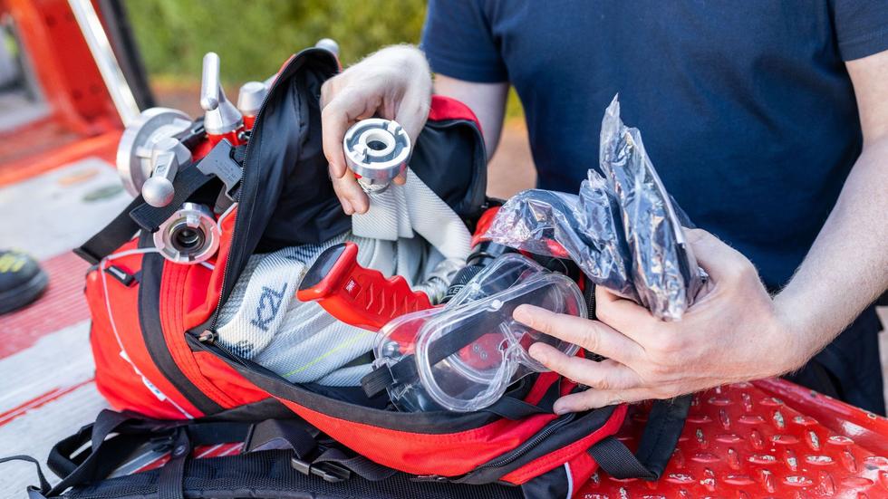 Kommunen: Schlauch im Rucksack: Feuerwehr rüstet sich für Waldbrände ...