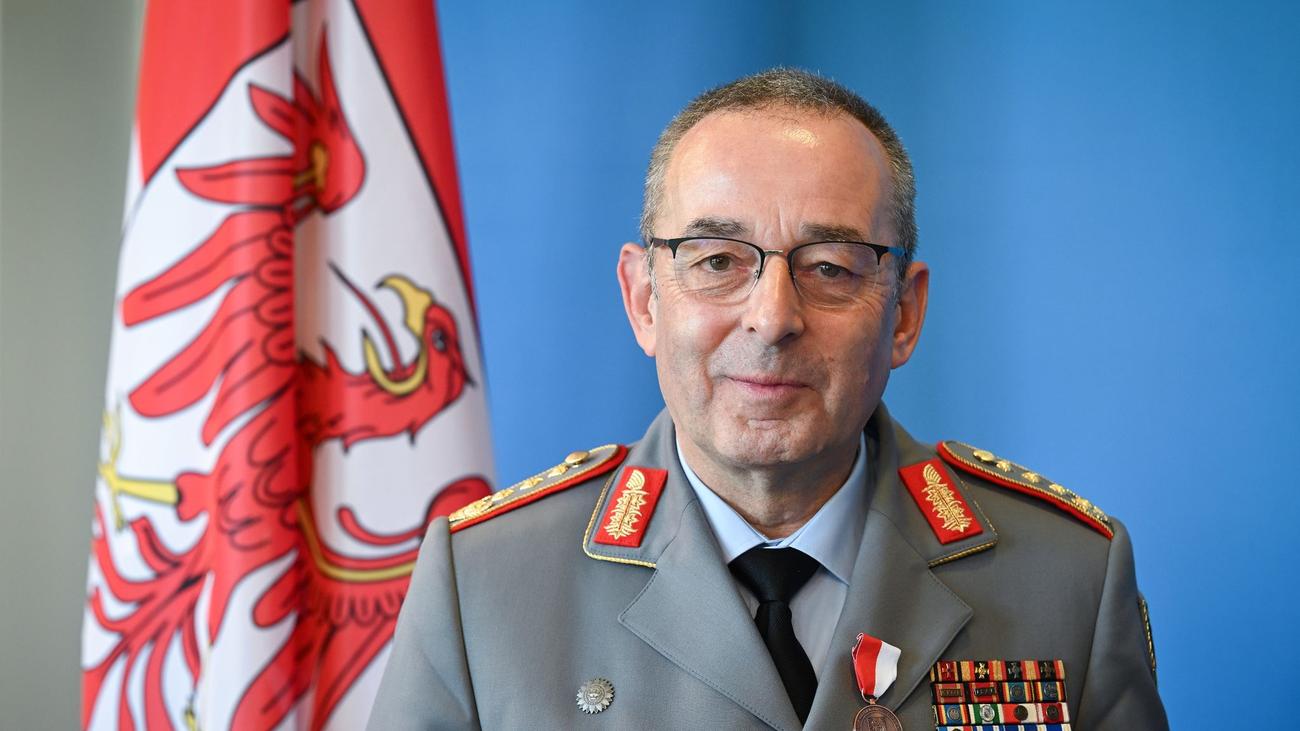 General: Breuer erhält Medaille für Engagement bei Waldbränden | DIE ZEIT