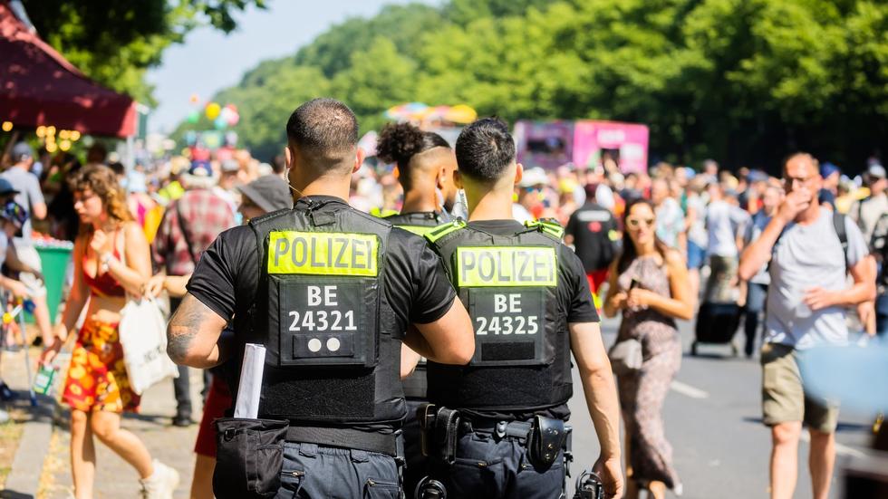 "Rave The Planet": Techno-Fans im Tiergarten: Nackte Haut und krasse ...