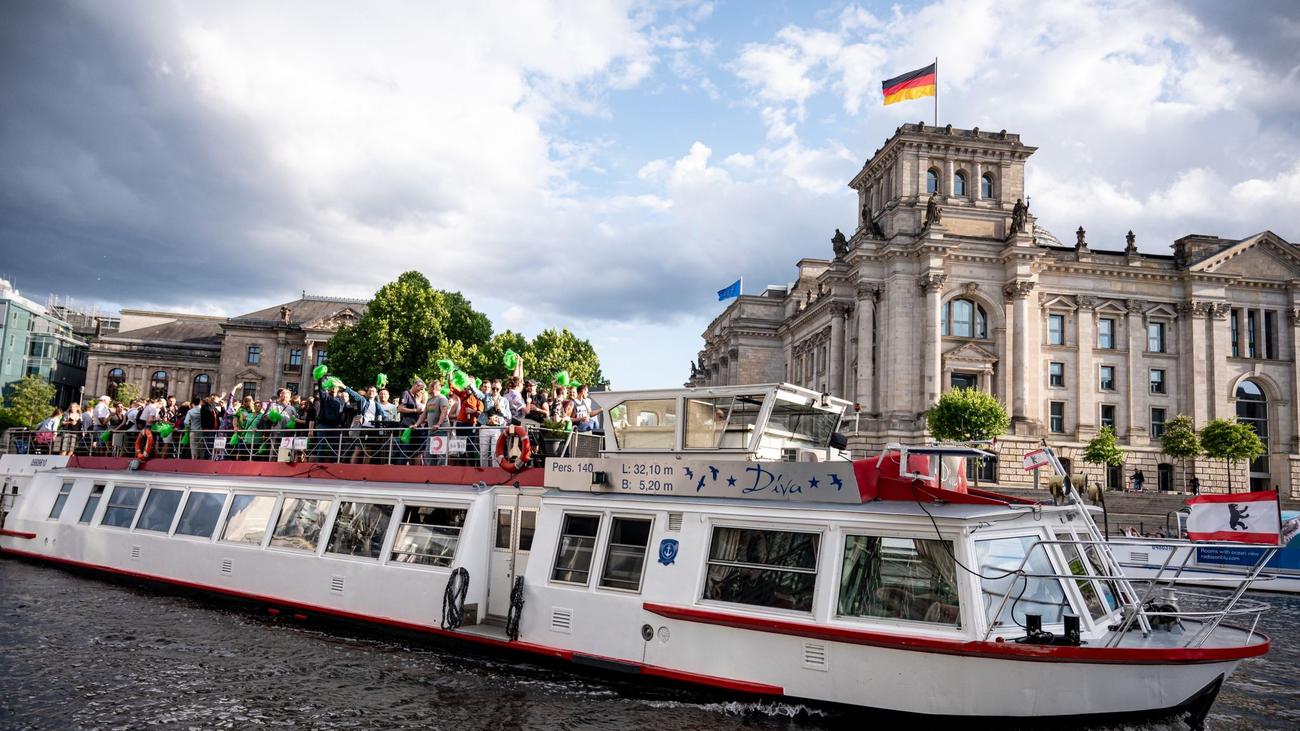 Gesellschaft: Auch ein ukrainischer Truck fährt beim CSD in Berlin mit ...
