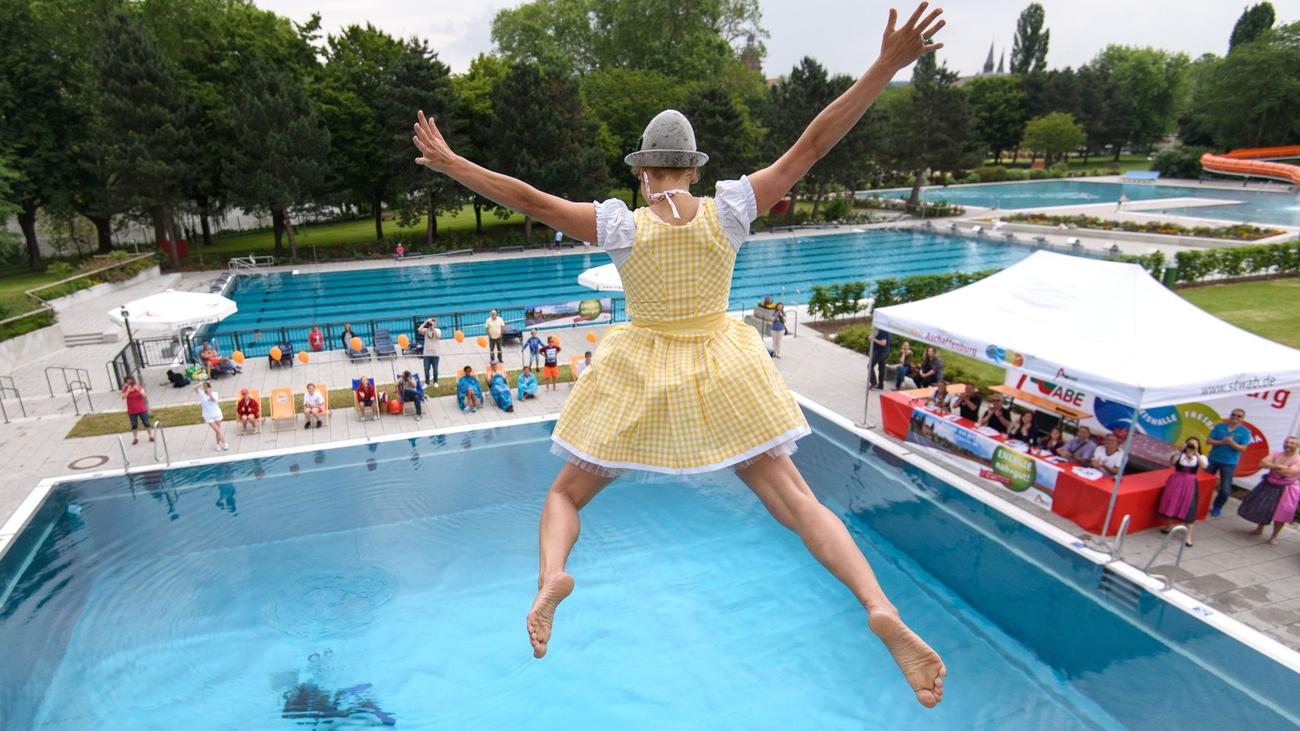 Aschaffenburg: Dirndl-Springen: Im Trachtenoutfit vom Sprungturm | DIE ZEIT