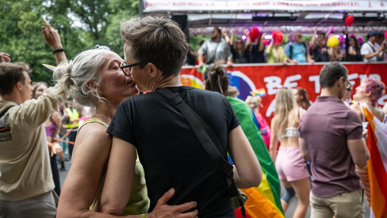 Berlin Staatsschutz Ermittelt Homophobe Angriffe Am Tag Des Csd