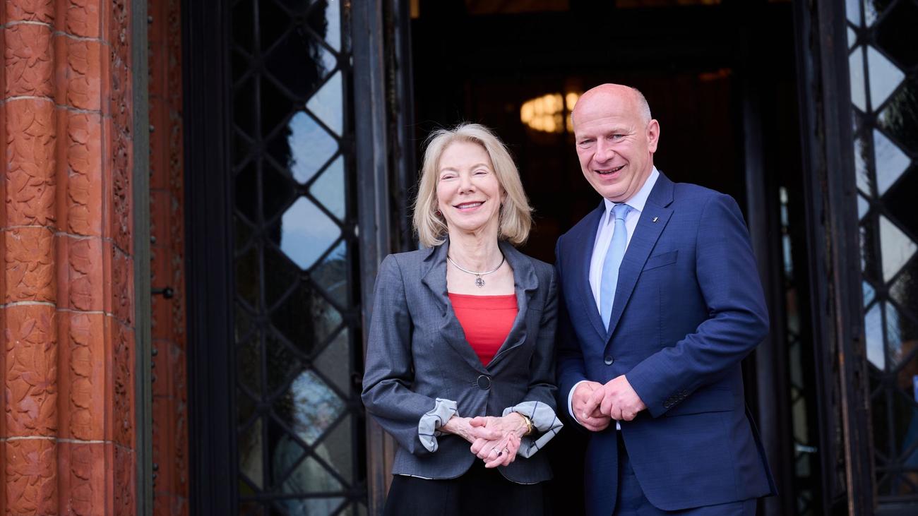 Diplomatie: Wegner empfängt US-Botschafterin Gutmann im Roten Rathaus ...