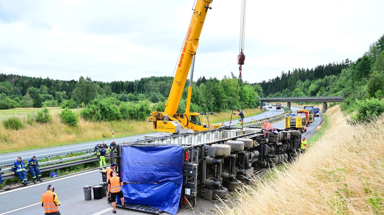 Oberfranken: Lastwagen kippt auf Autobahn um: Zahlreiche Masthähnchen ...