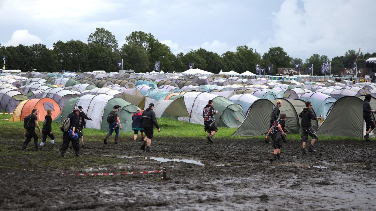 Wacken-Festival: Schlamm in Wacken: Veranstalter stoppen Anfahrt mit ...