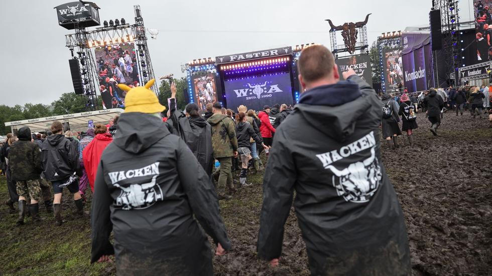 Heavy-Metal-Festival: Metalfans feiern in Wacken, aber nicht alle dürfen rein | ZEIT ONLINE