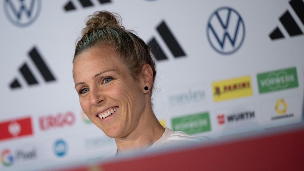 Fußball: Nationalspielerin Svenja Huth ist zum ersten Mal Mutter | ZEIT ...