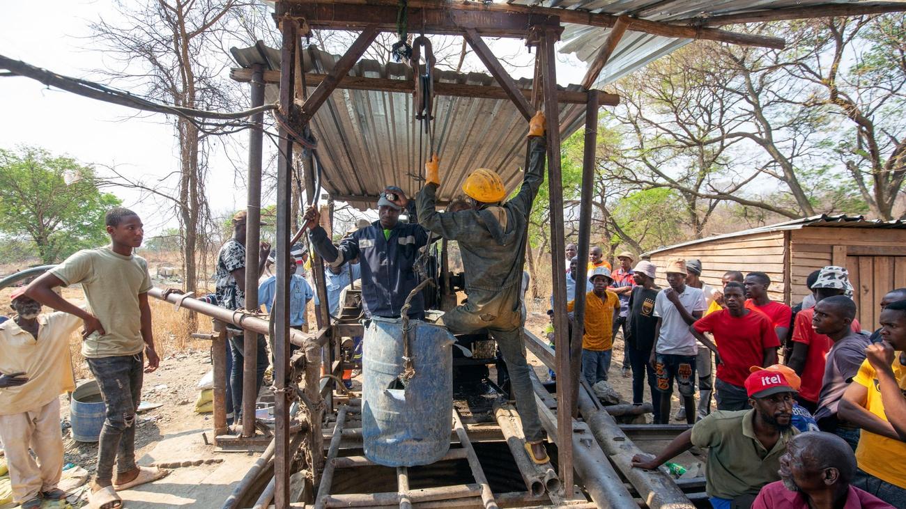 Notfälle: 13 Bergleute sterben bei Einsturz einer Goldmine in Simbabwe | DIE ZEIT
