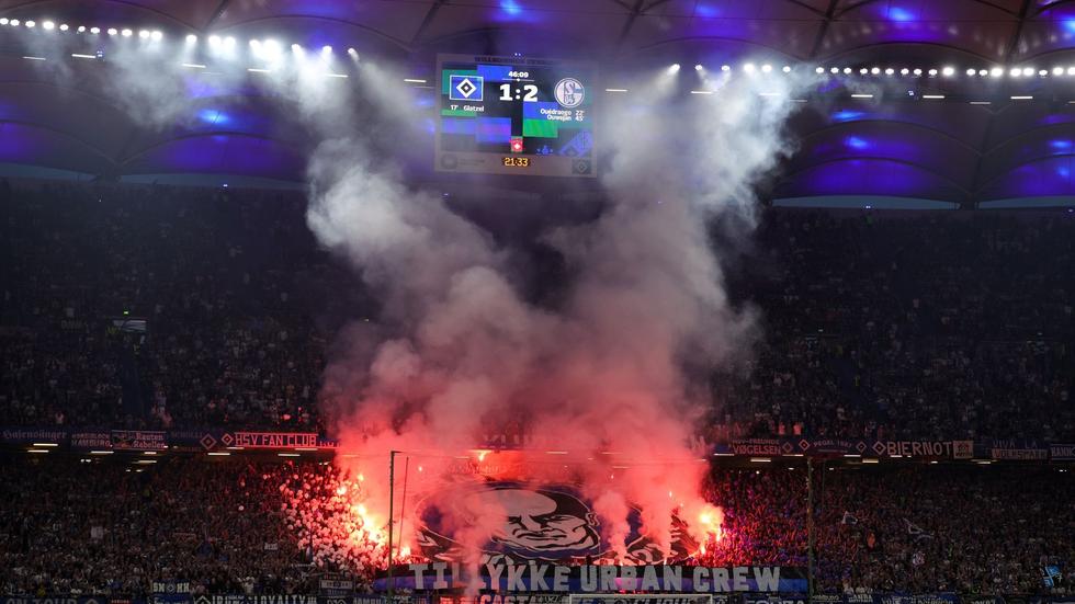 Fußball: Pyrotechnik im Stadion? HSV schlägt Pilotprojekt vor | ZEIT ONLINE